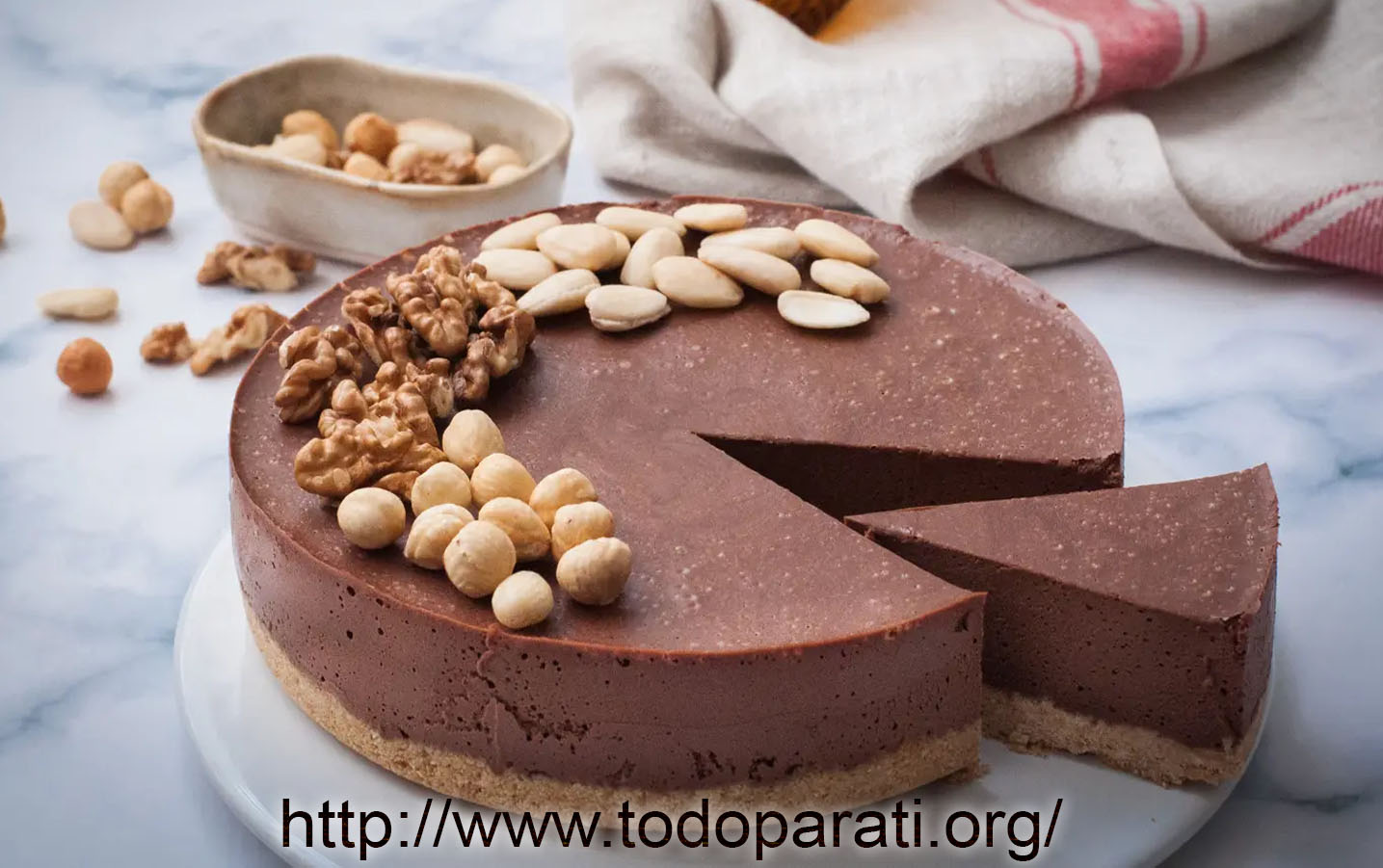Tarta de mousse de chocolate negro con frutos secos. Postre paso a paso ...