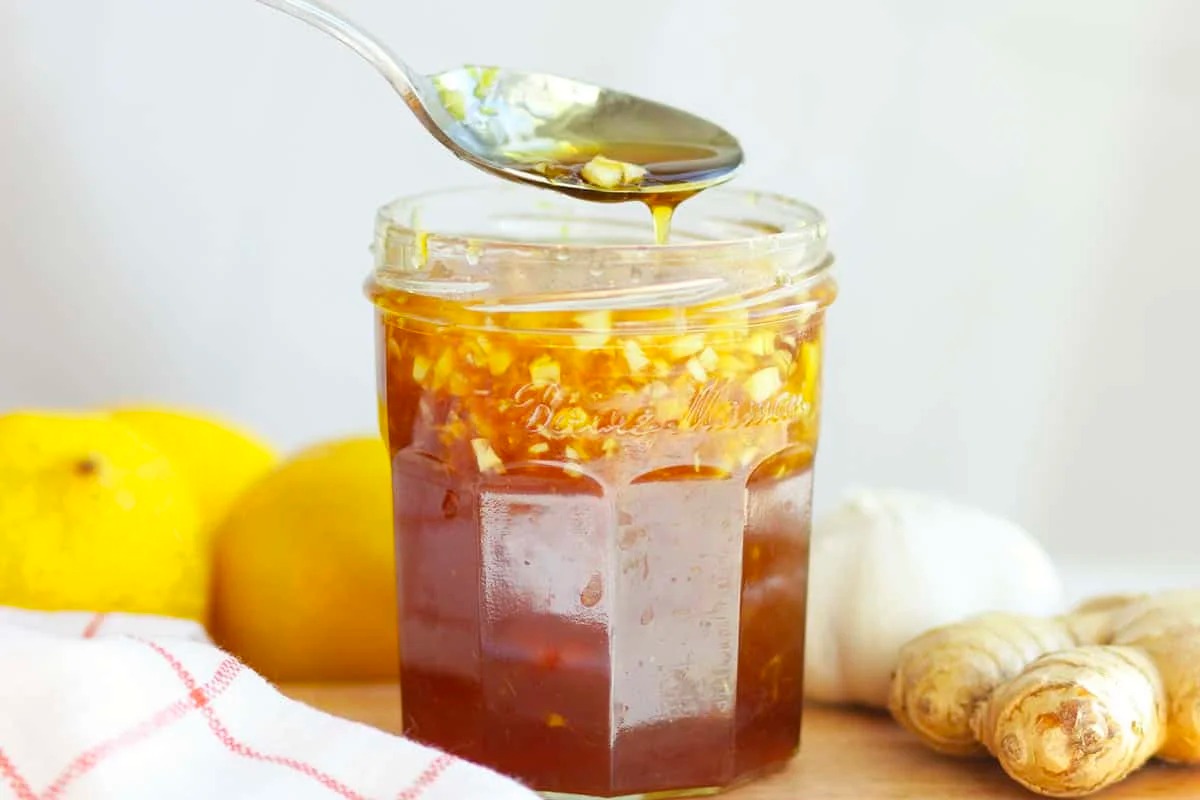 Mezcla jengibre rallado, cebolla, ajo, jugo de limón y miel. Así es ...